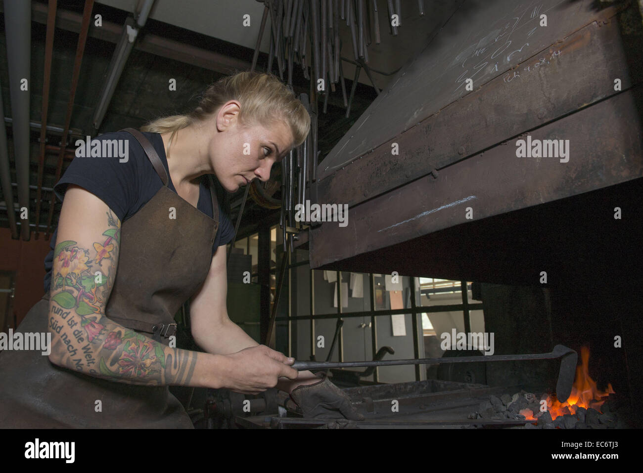 Female blacksmith work forge hi-res stock photography and images - Alamy