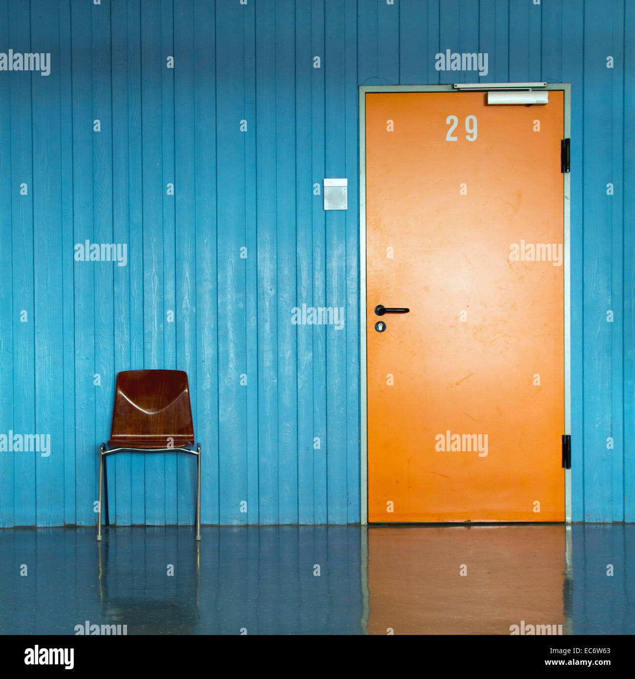 Minimalist waiting room chair hi-res stock photography and images - Alamy