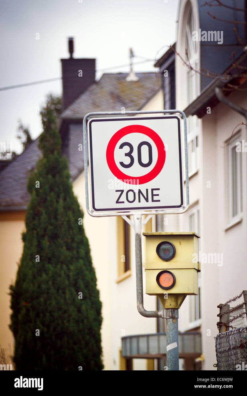 30 kph sign hi-res stock photography and images - Alamy