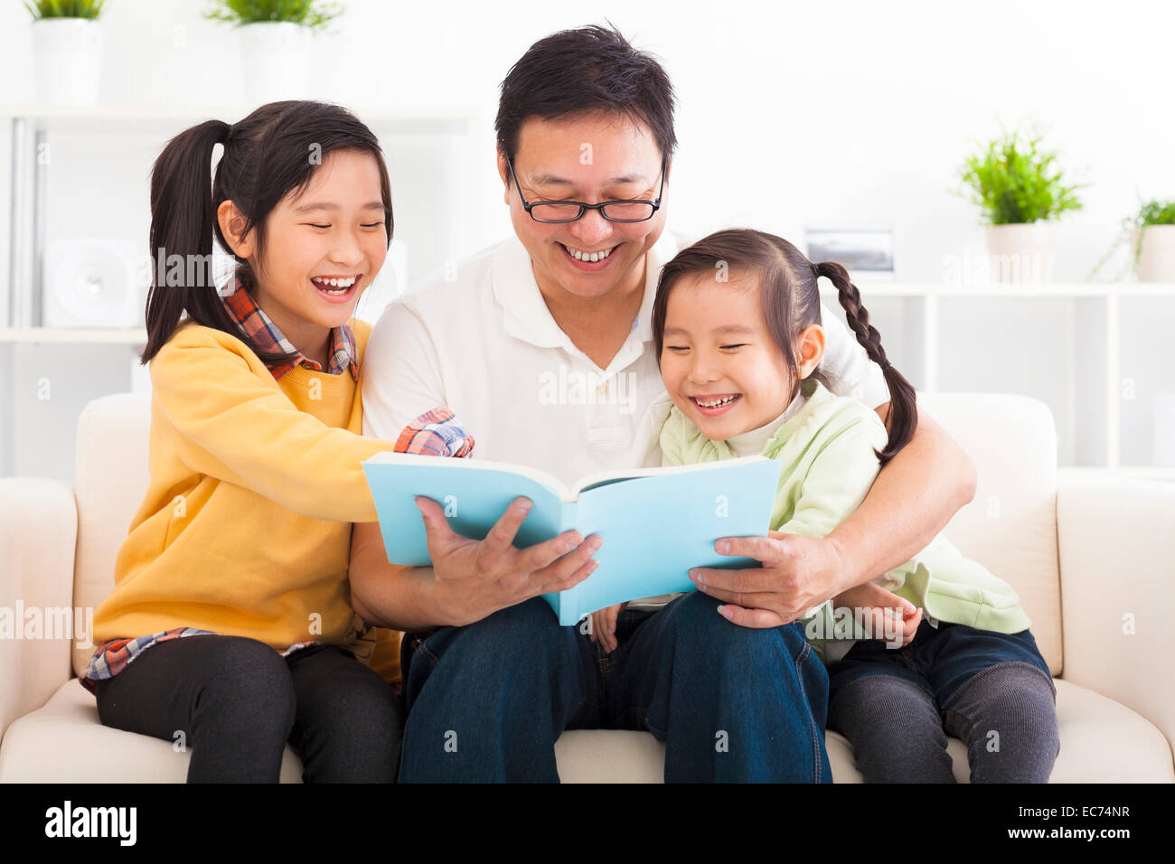 happy father read the book to children Stock Photo - Alamy