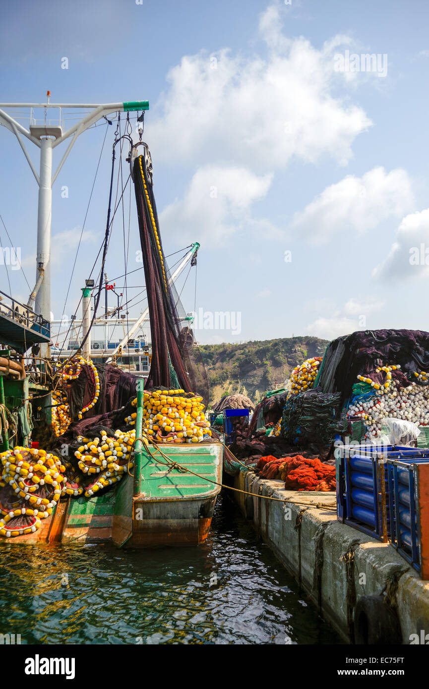 Fishnet in water hi-res stock photography and images - Alamy