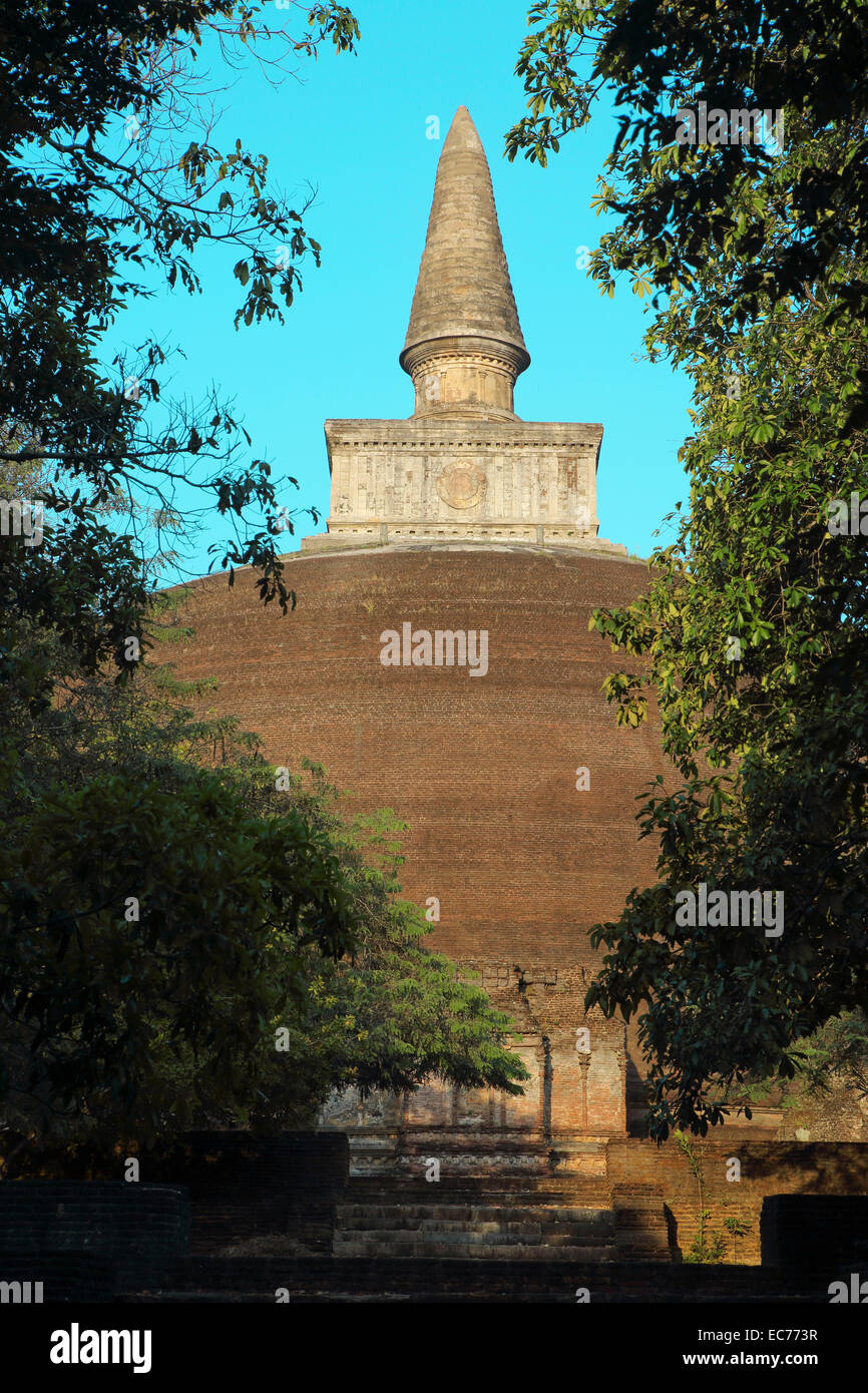 View of 12th century Kiri Vehera stupa at Polonnaruwa, Sri Lanka Stock ...