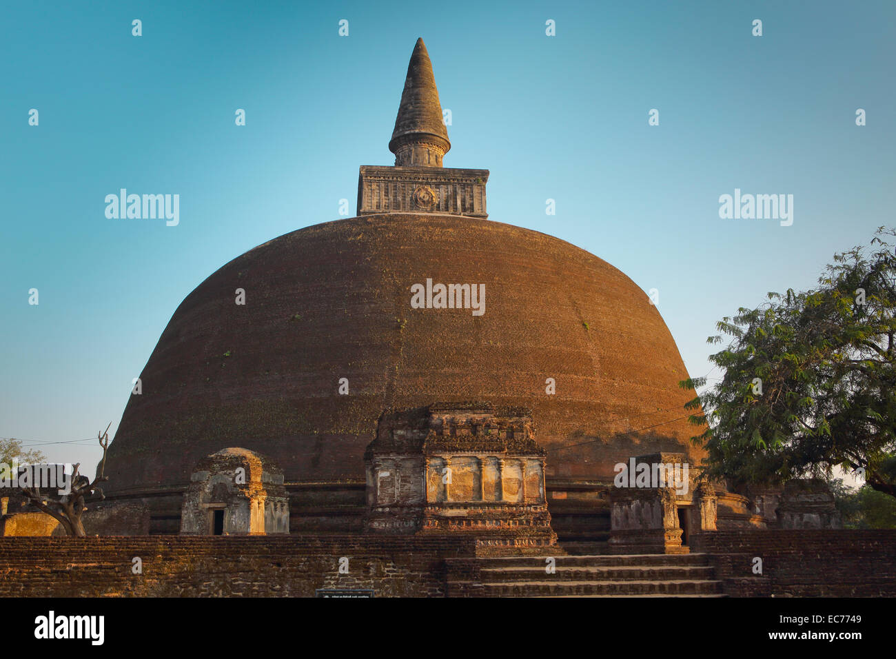 View of 12th century Kiri Vehera stupa at Polonnaruwa, Sri Lanka Stock ...