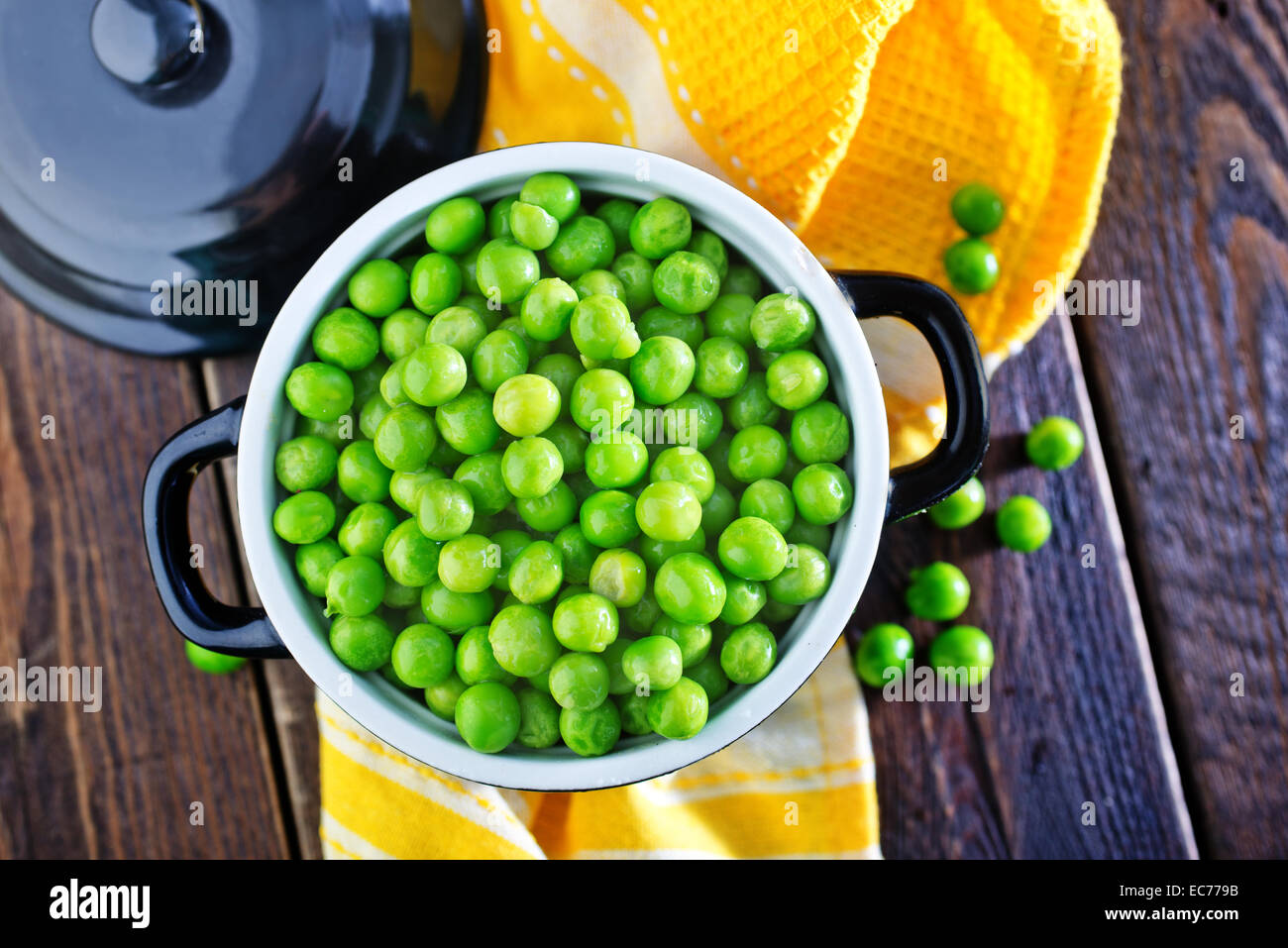 Dark green peas in a white background hi-res stock photography and ...