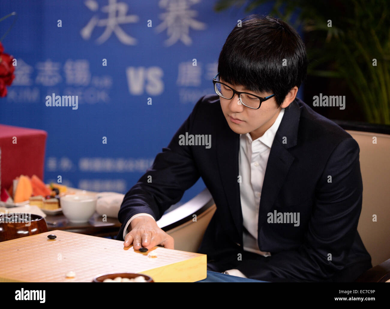 (141210) -- XI'AN, Dec. 10, 2014 (Xinhua) -- South Korea's Kim Ji-seok ...