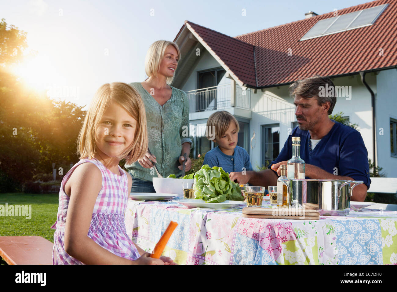 6 people having lunch hi-res stock photography and images - Alamy