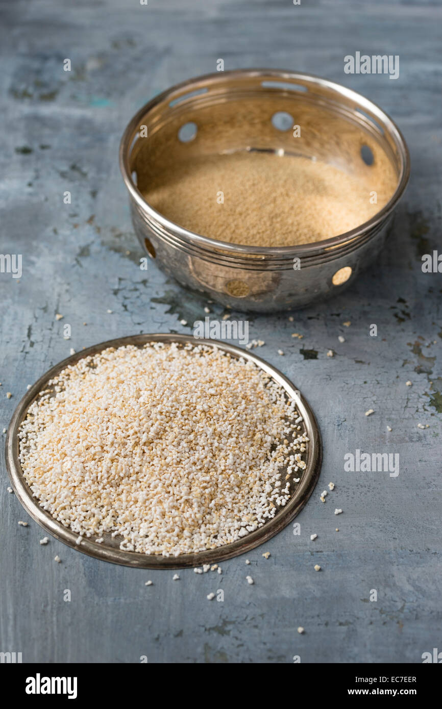 Bowl of uncooked amaranth and plate of popped amaranth Stock Photo - Alamy