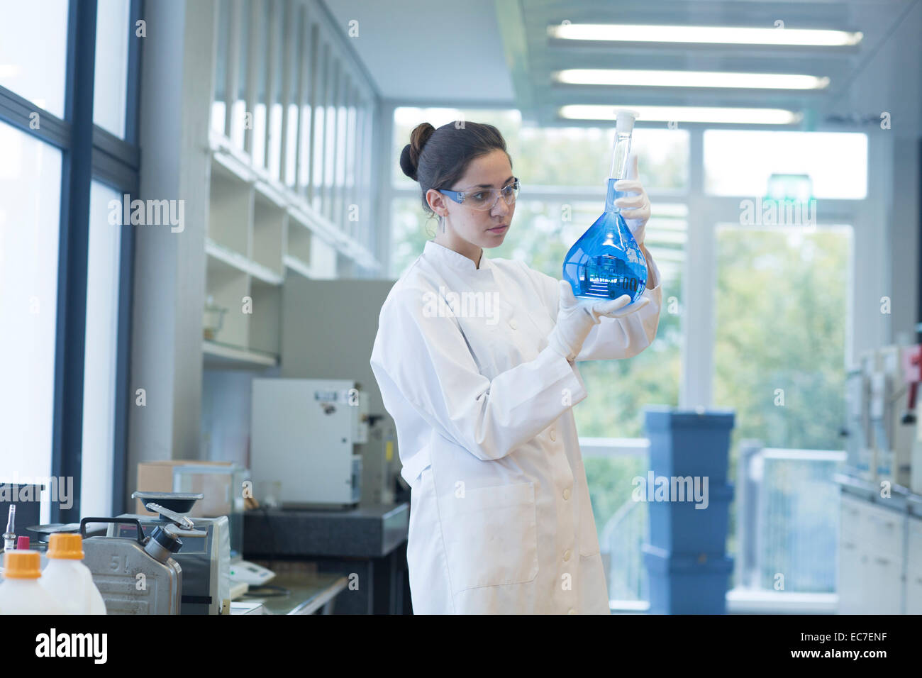Chemical liquid in bulb color hi-res stock photography and images - Alamy