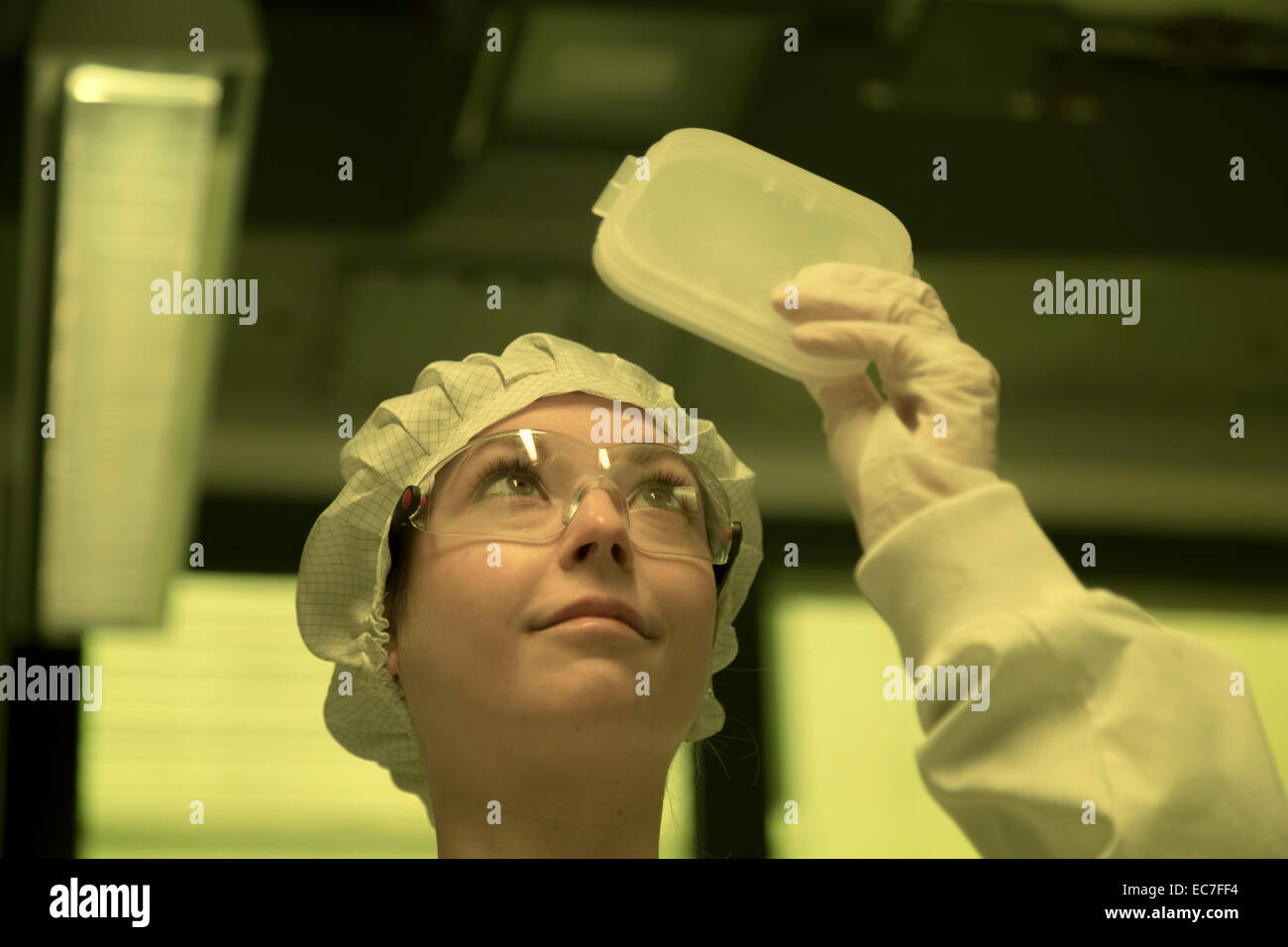 Woman working in a clean room unit Stock Photo - Alamy