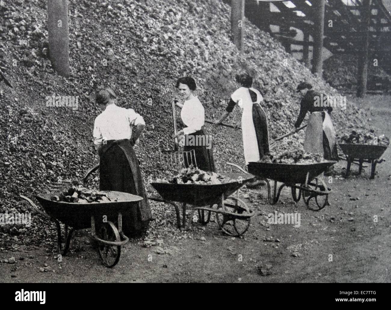 Women doing war work. Loading coal at Coventry; England during world ...