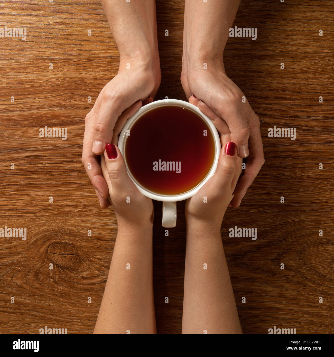 Hands holding hot cup of tea hi-res stock photography and images - Alamy