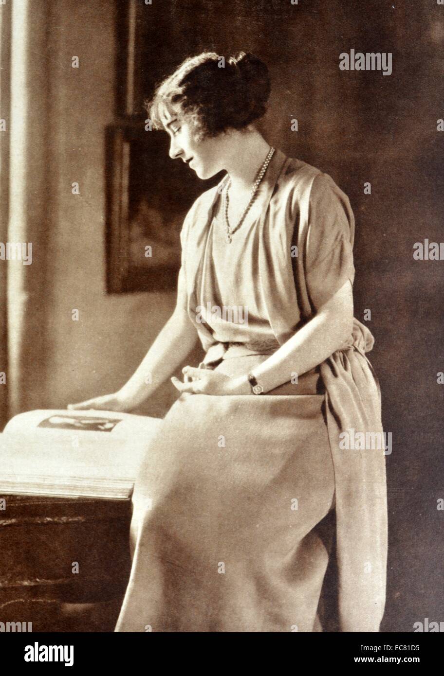 The queen mother glamis castle hi-res stock photography and images - Alamy