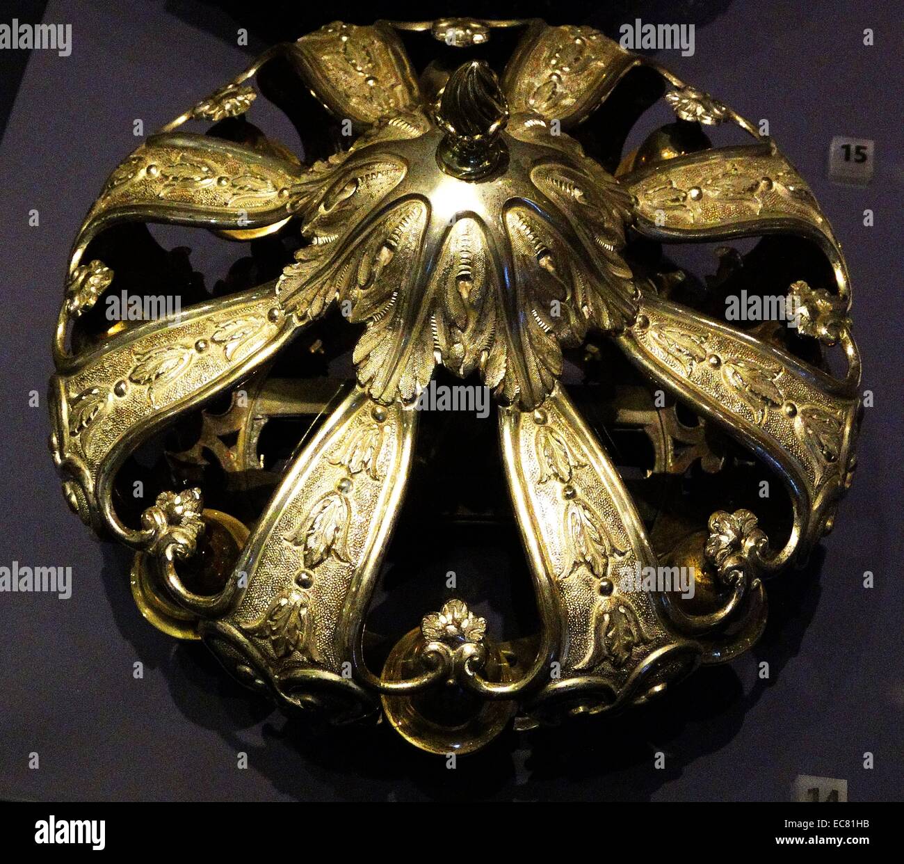 Jewish ark torah hi-res stock photography and images - Alamy