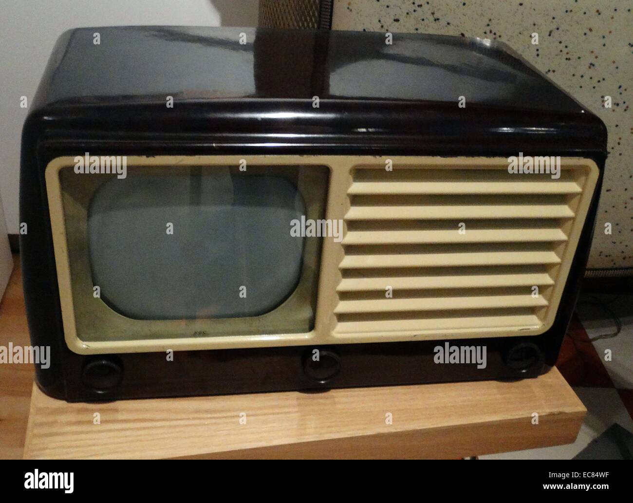 Early television set hi-res stock photography and images - Alamy