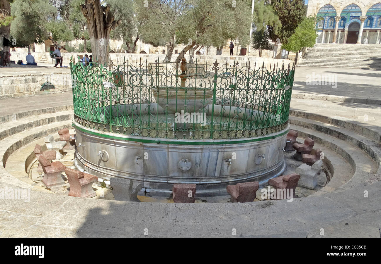 The El Aksa mosque's main ablution fountain is used by worshipers to ...