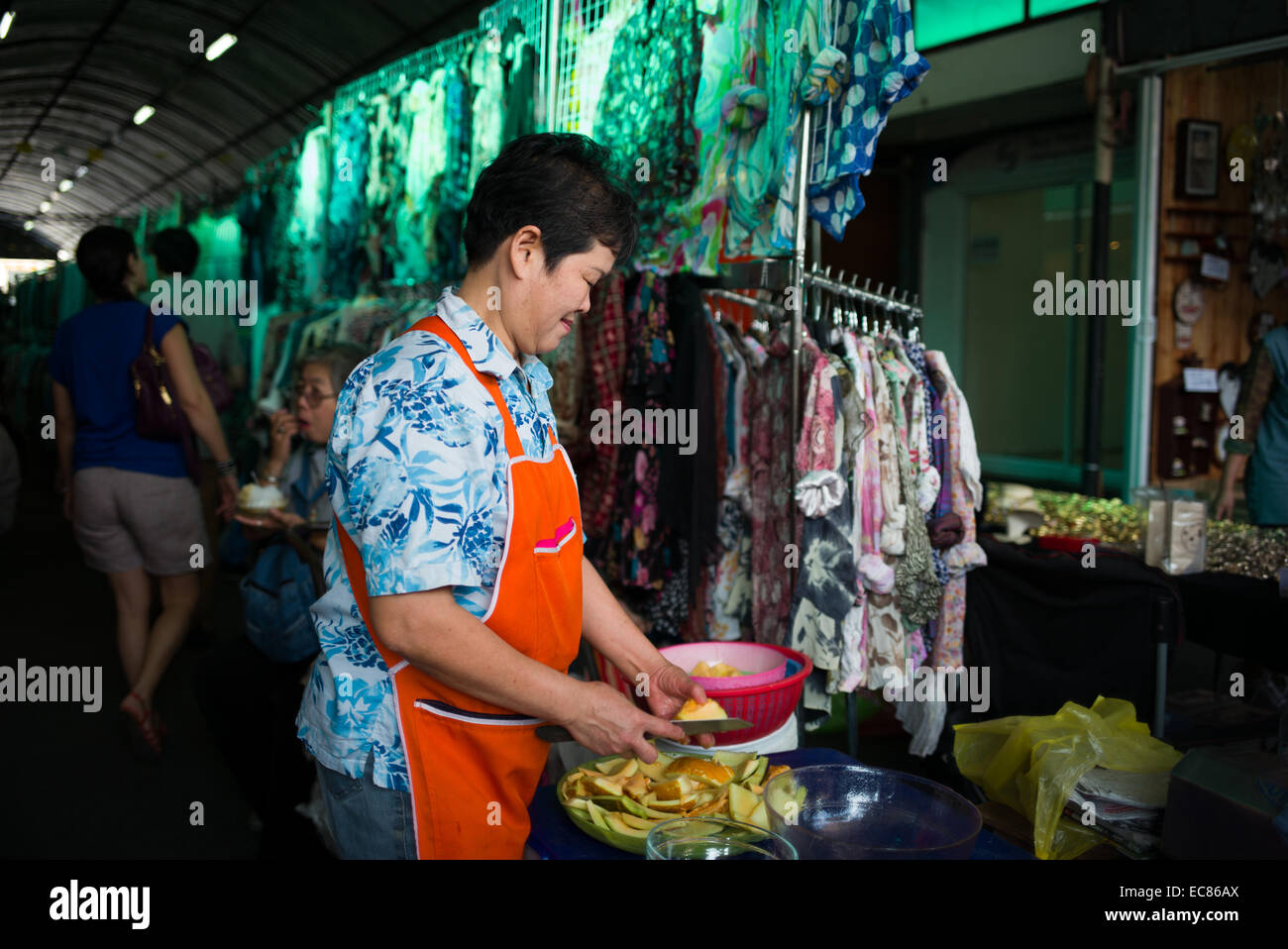 Food stall owner at Chatuchak weekend market, Bangkok, Thailand Stock ...