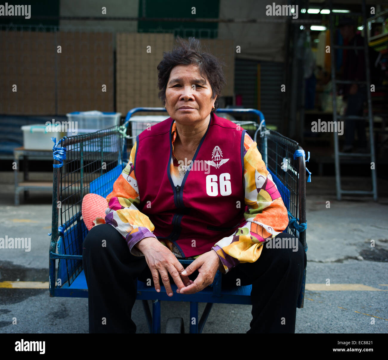 Female porter at Chatuchak weekend market, Bangkok, Thailand Stock ...