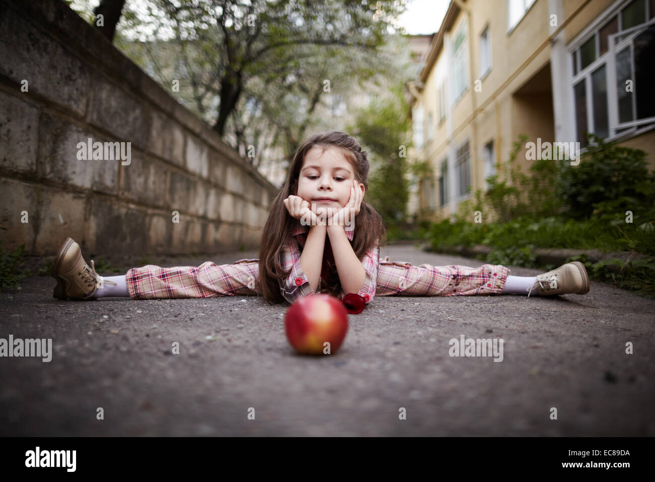pretty girl doing splits outdoors Stock Photo - Alamy