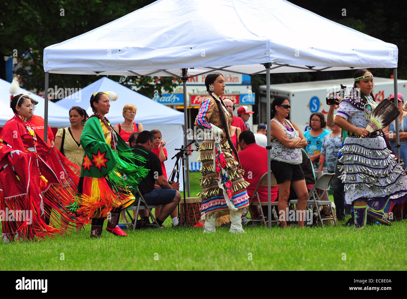 Indigenous canadian dancers hi-res stock photography and images - Alamy
