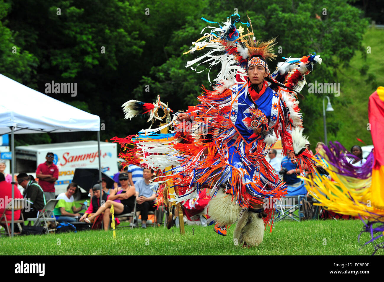 Indigenous canadian man dancing hi-res stock photography and images - Alamy