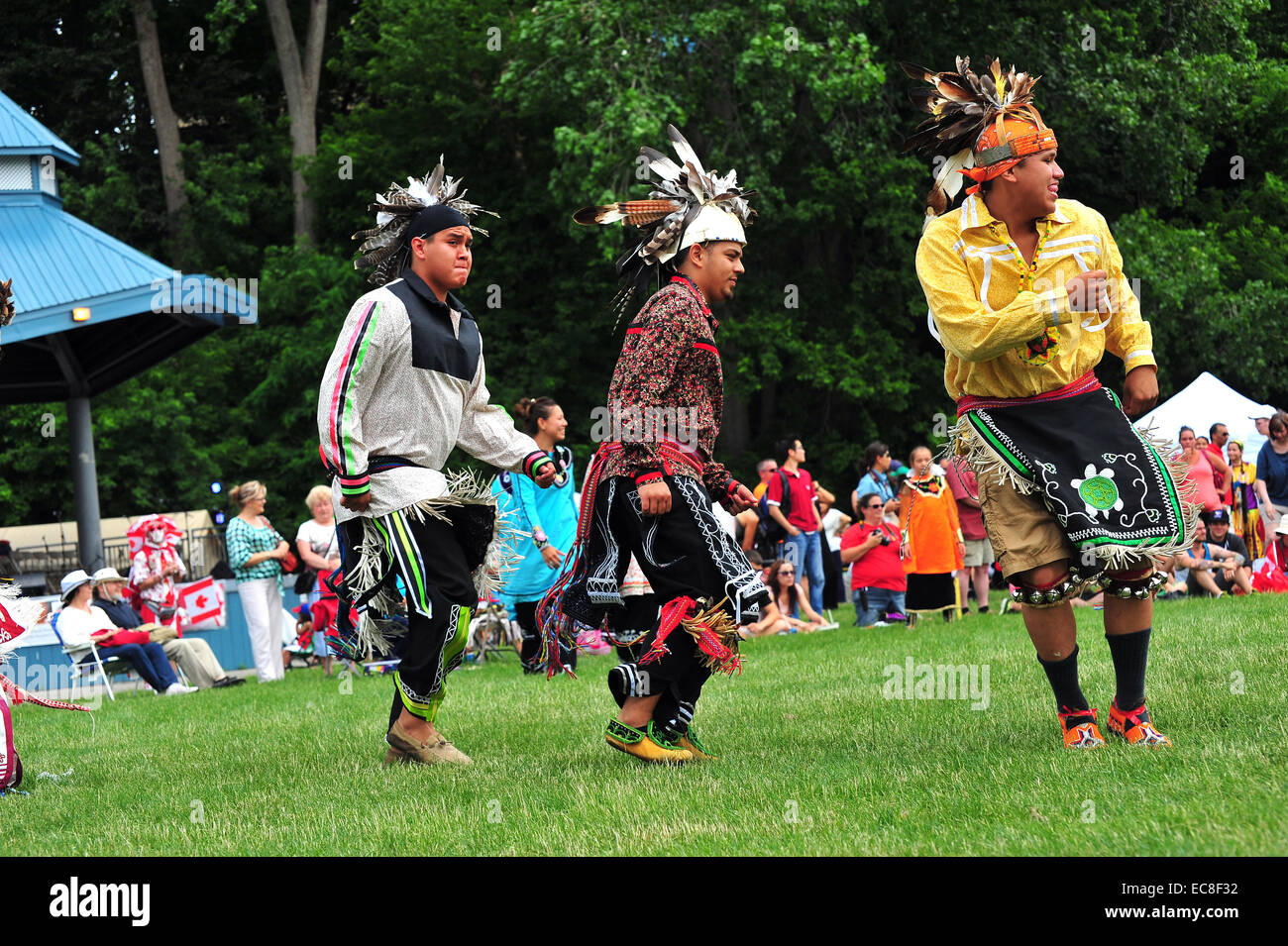 Indigenous canadian dancers hi-res stock photography and images - Alamy