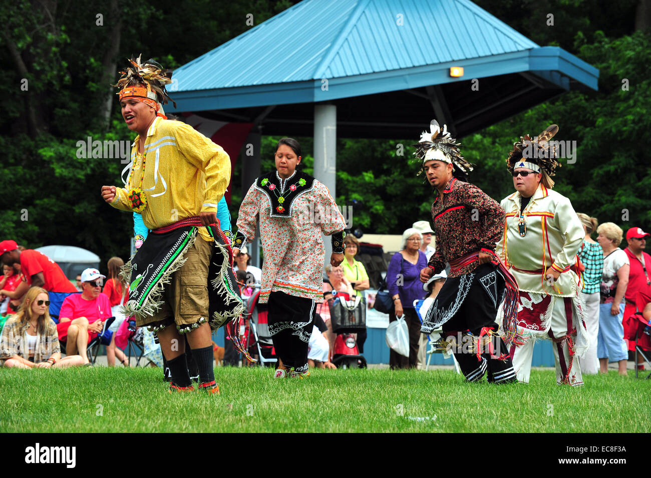 Native canadian dancing hi-res stock photography and images - Alamy