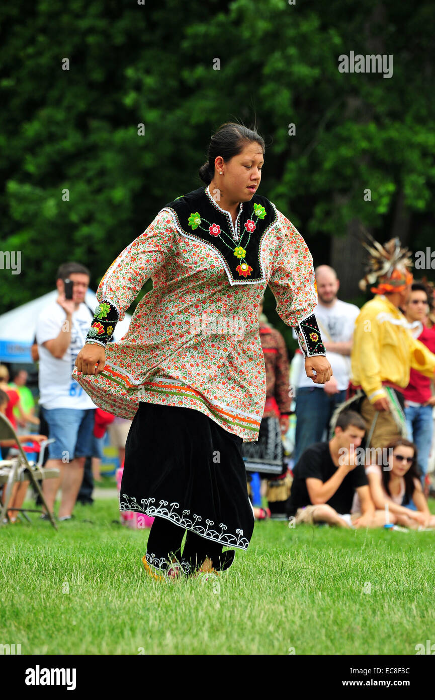 Aboriginal canadian lady hi-res stock photography and images - Alamy