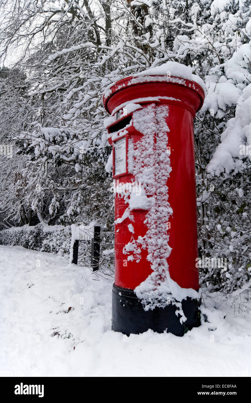 Red post box in snow fall hi-res stock photography and images - Alamy