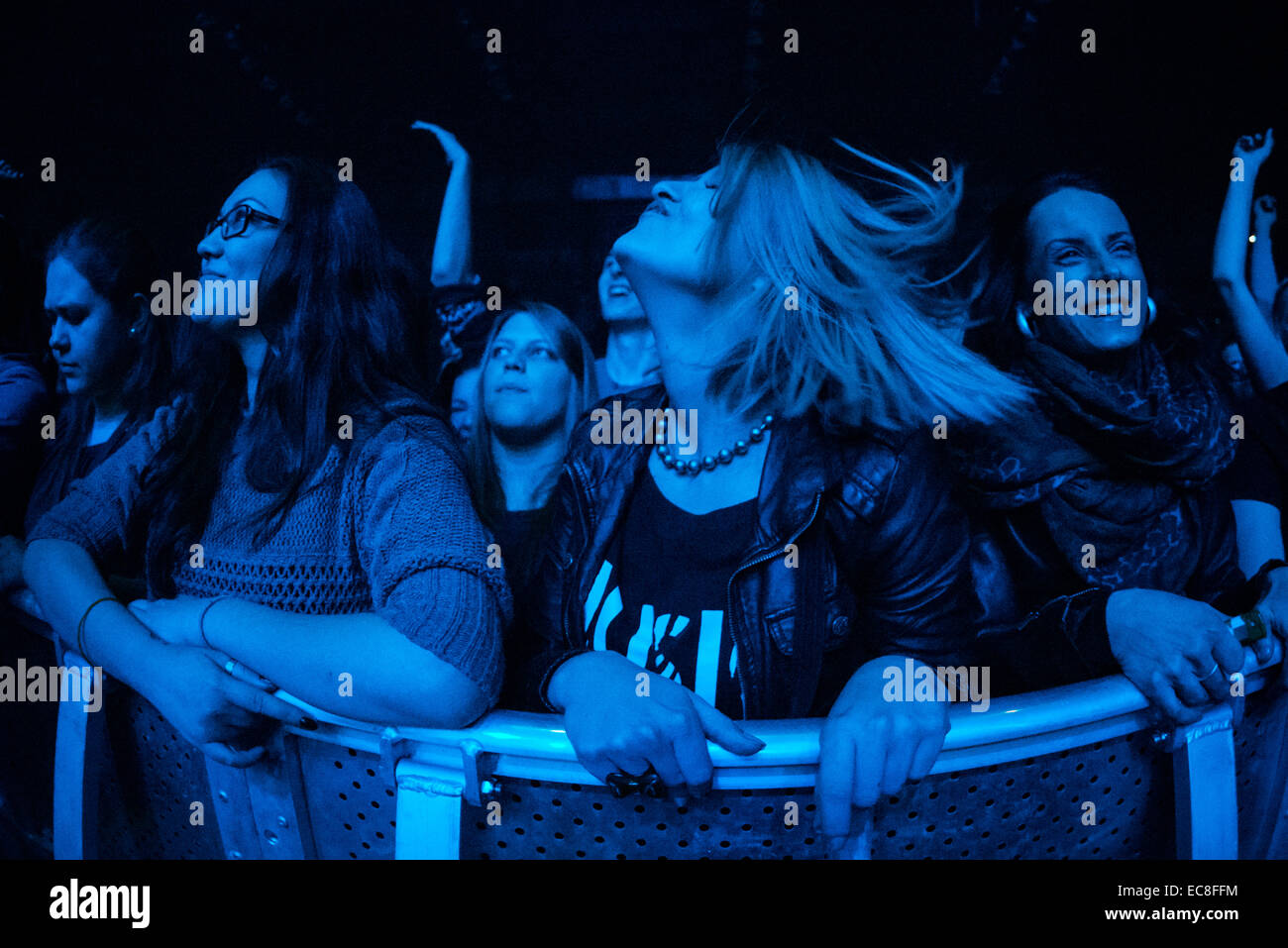 Live concert many girls hi-res stock photography and images - Alamy
