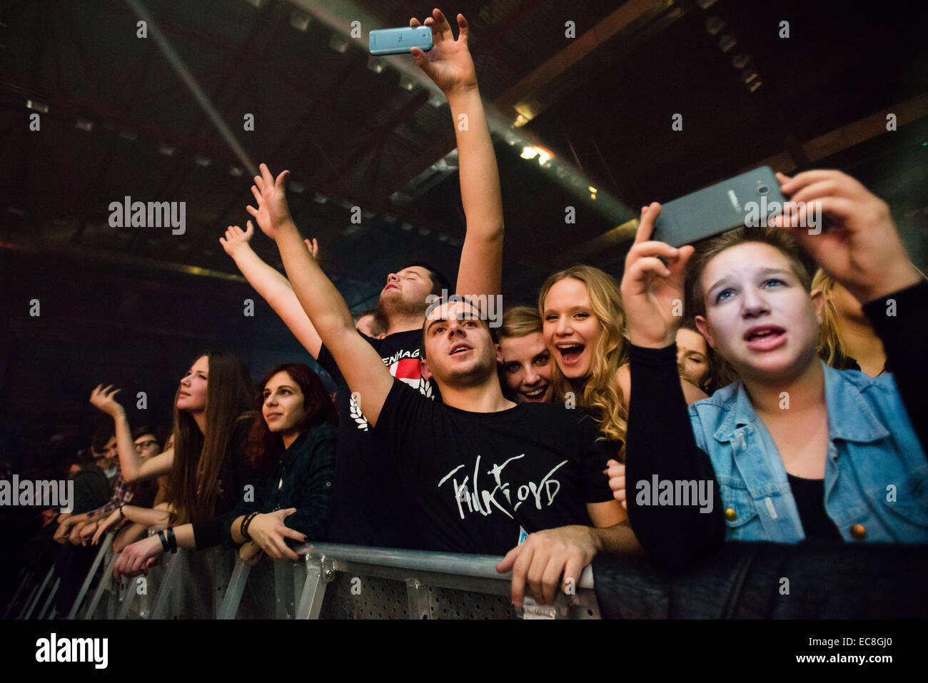 Crowd concert cell phones hi-res stock photography and images - Alamy