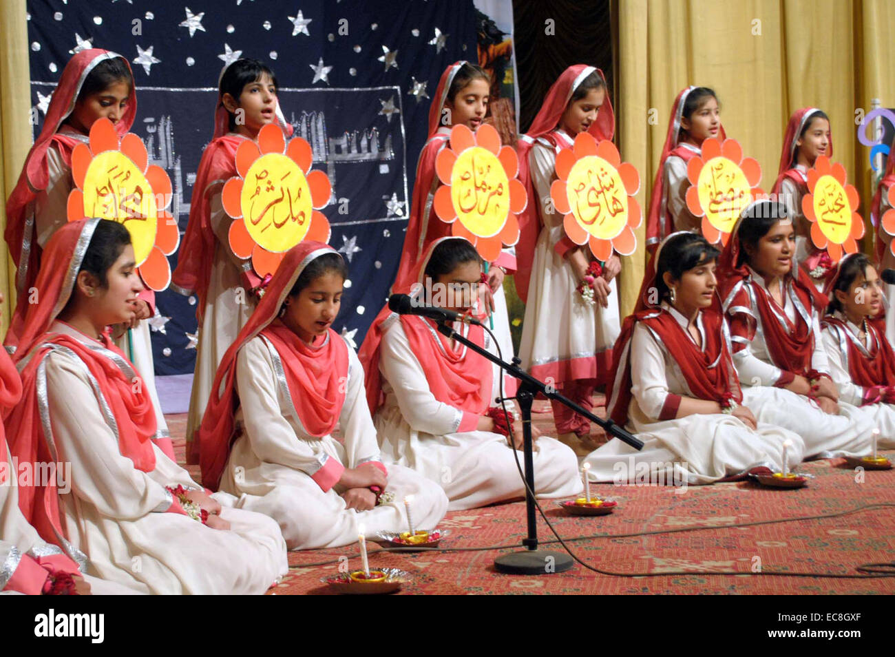 Students of a school in Peshawar are praising Holy Prophet Muhammad ...