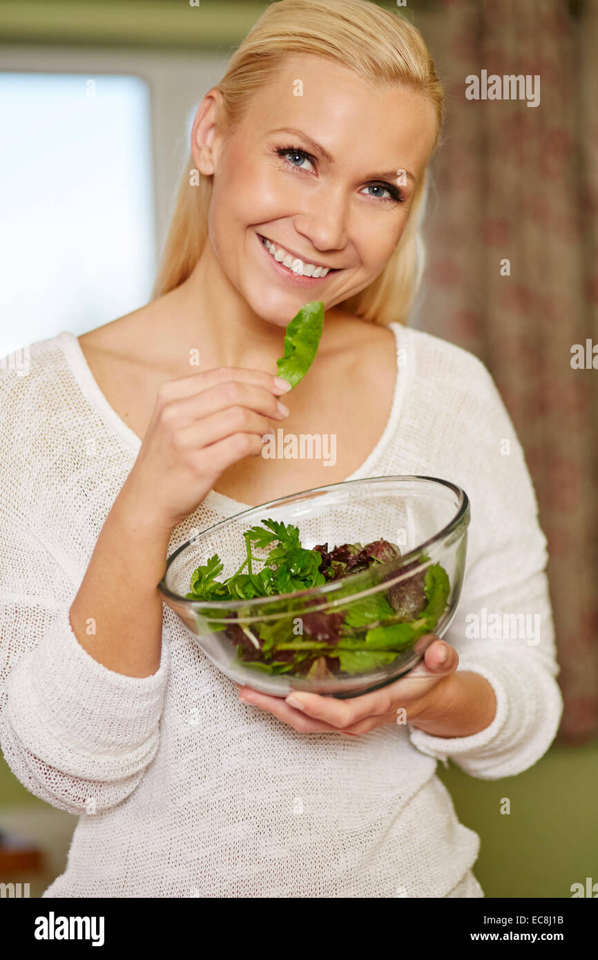 Woman eating salad Stock Photo - Alamy