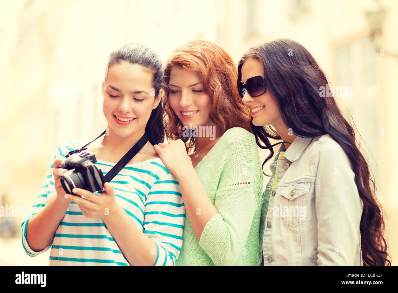 Young girls smiling at camera hi-res stock photography and images - Alamy