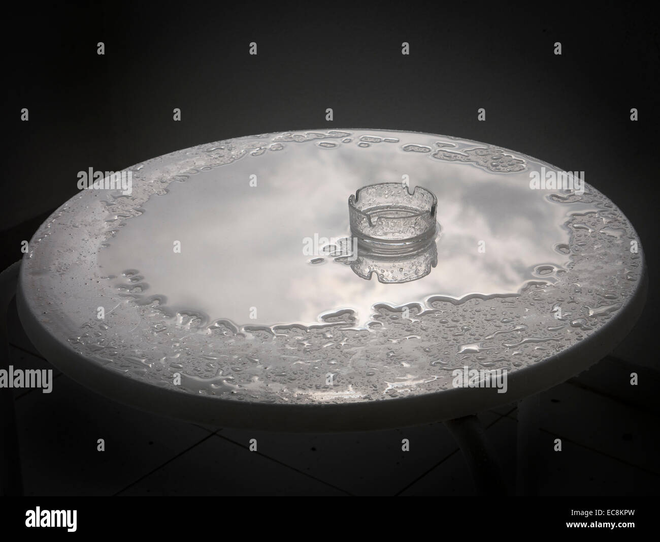 Wet table hi-res stock photography and images - Alamy