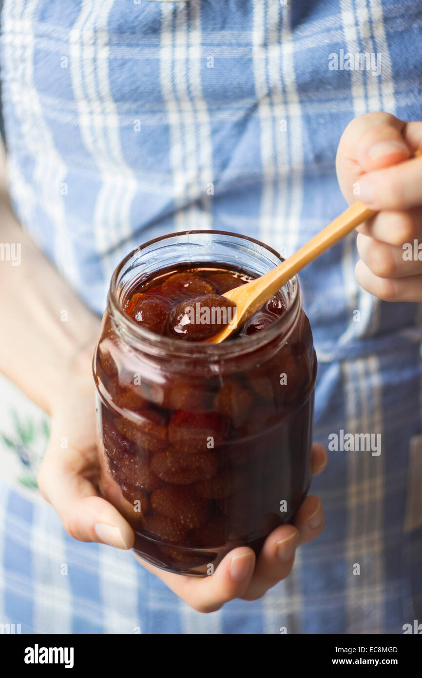 Hands holding jar of tasty organic strawberry jam Stock Photo - Alamy