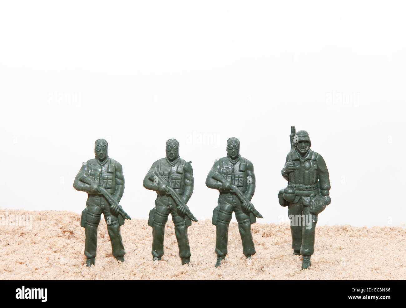 Soldiers in battlefield Stock Photo - Alamy