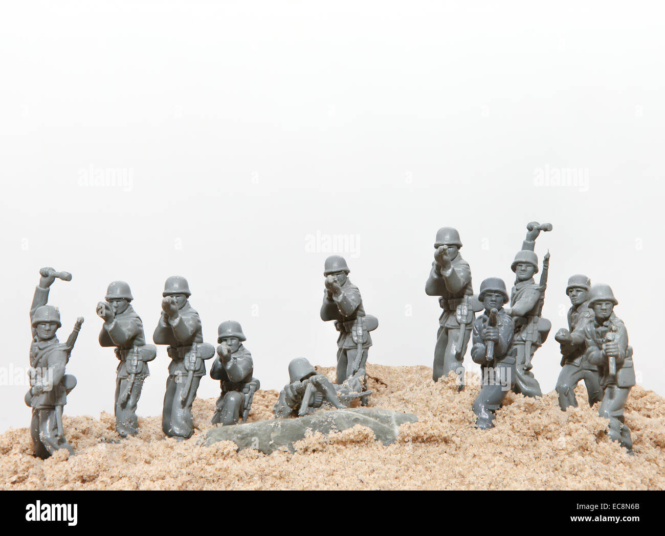Soldiers in battlefield Stock Photo - Alamy