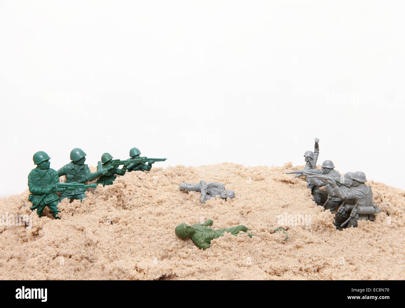 Soldiers in battlefield Stock Photo - Alamy