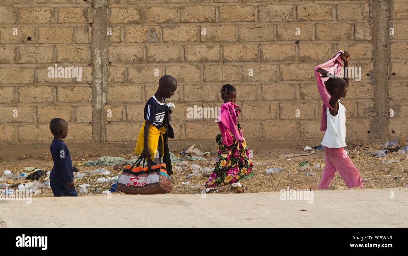 (141210) -- TOUBA (SENEGAL), Dec. 10, 2014 (Xinhua) -- Children arrive ...