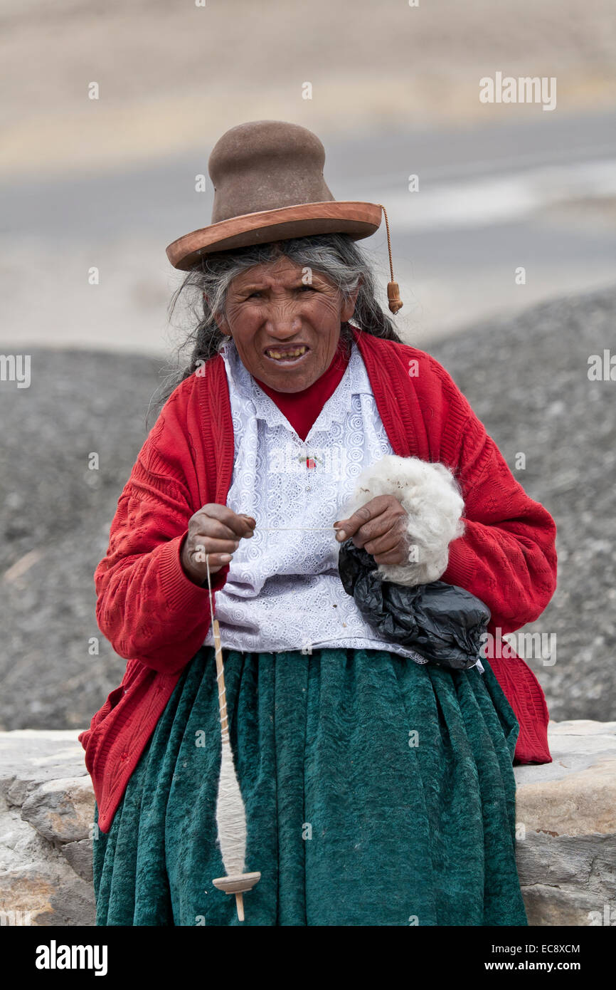 Peruvian woman spinning wool Stock Photo - Alamy