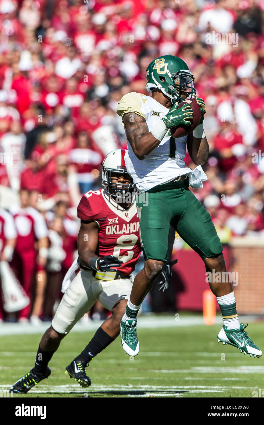 November 8, 2104: Baylor Bears running back Corey Coleman (1) catches a ...
