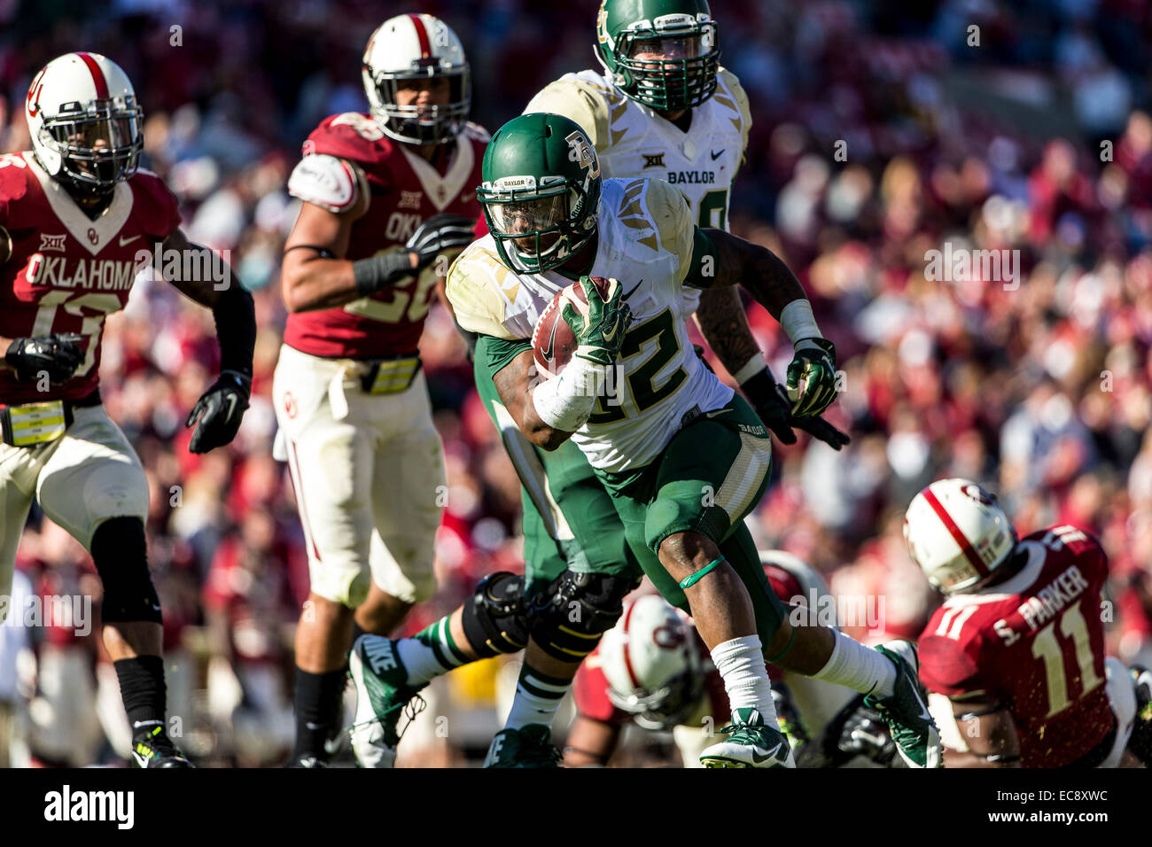 November 8, 2104: Baylor Bears running back Shock Linwood (32) rushes ...