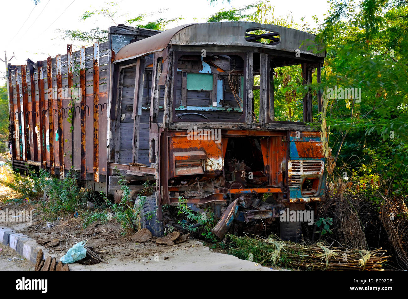 Rotting vehicle hi-res stock photography and images - Alamy