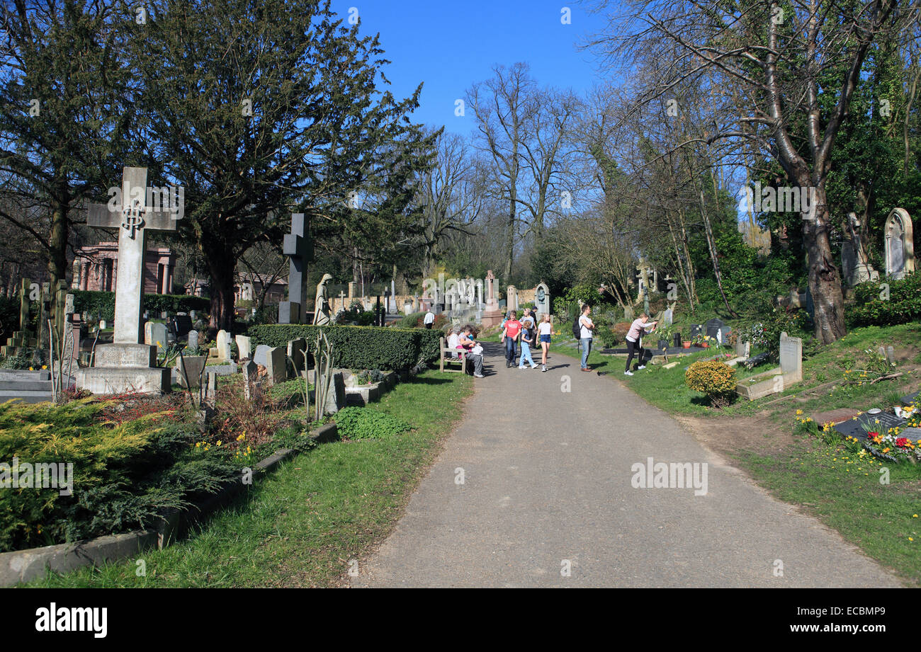 London highgate cemetery hi-res stock photography and images - Alamy