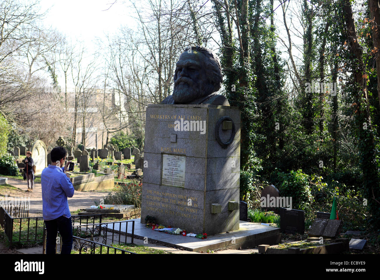 Karl marx tomb highgate cemetery hi-res stock photography and images ...