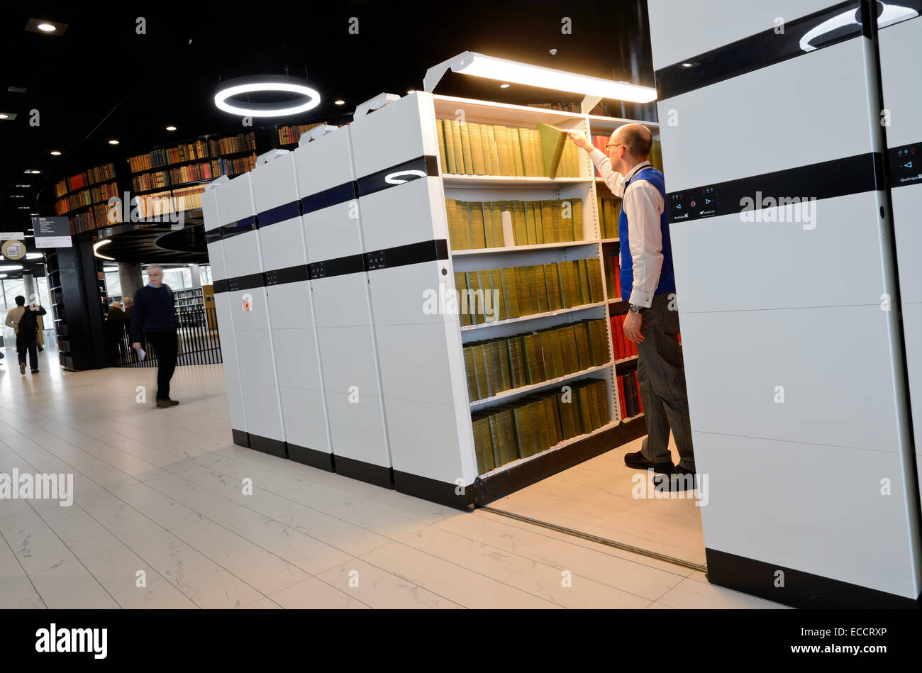 Birmingham city library interior hi-res stock photography and images ...
