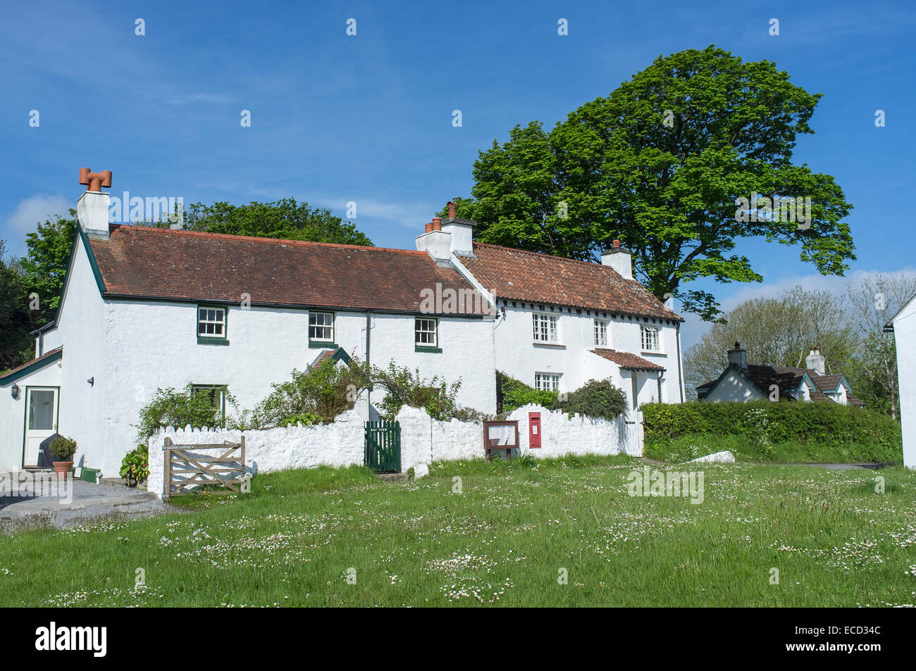 White washed cottages homes hi-res stock photography and images - Alamy