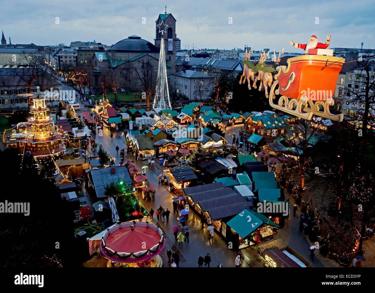 High wire performer hi-res stock photography and images - Alamy