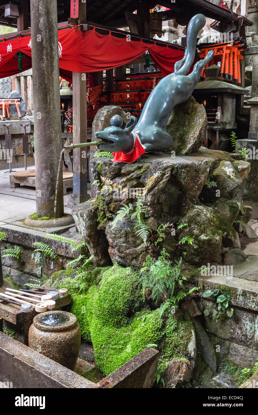 A mountain spring at the shrine of Fushimi Inari-taisha, Kyoto, Japan ...