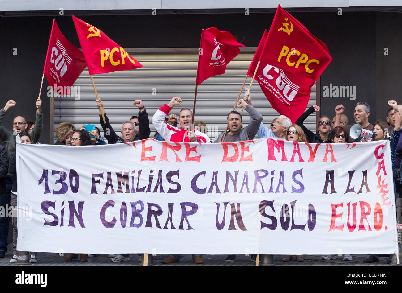 Spanish shop workers on strike outside place of work Stock Photo - Alamy